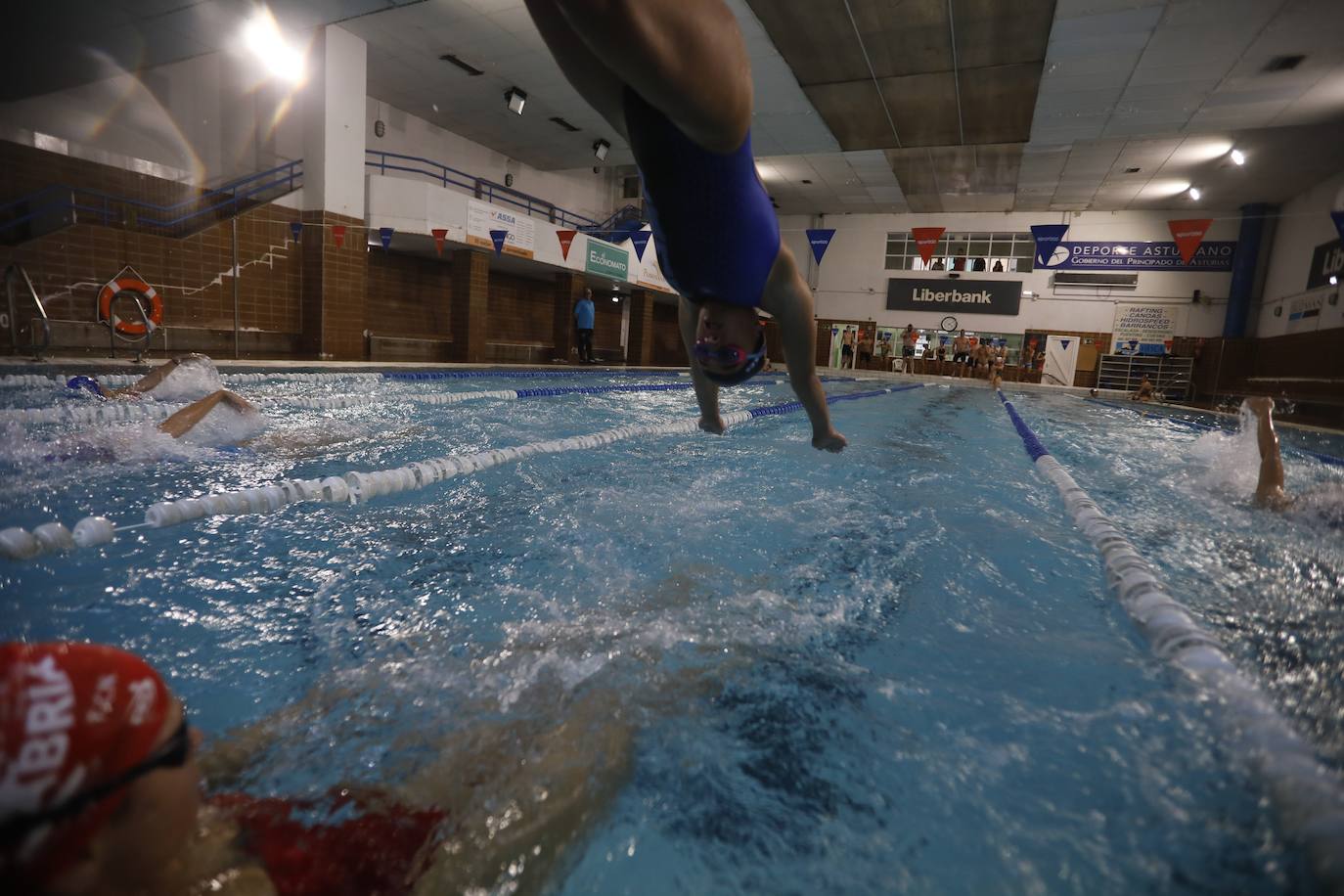 Fotos: Un último chapuzón para el recuerdo: el Club Manuel Llaneza cierra sus puertas | El ...